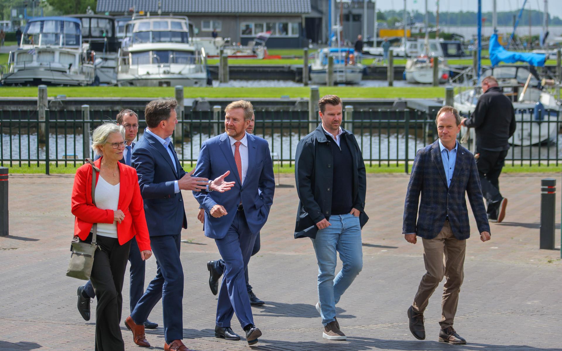 Koning krijgt warm onthaal bij bezoek aan burgerinitiatief voor ...