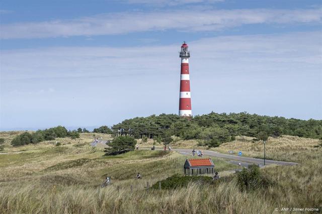 Strandcamping Ameland baalt van groot terras bij buurman - Friesch Dagblad